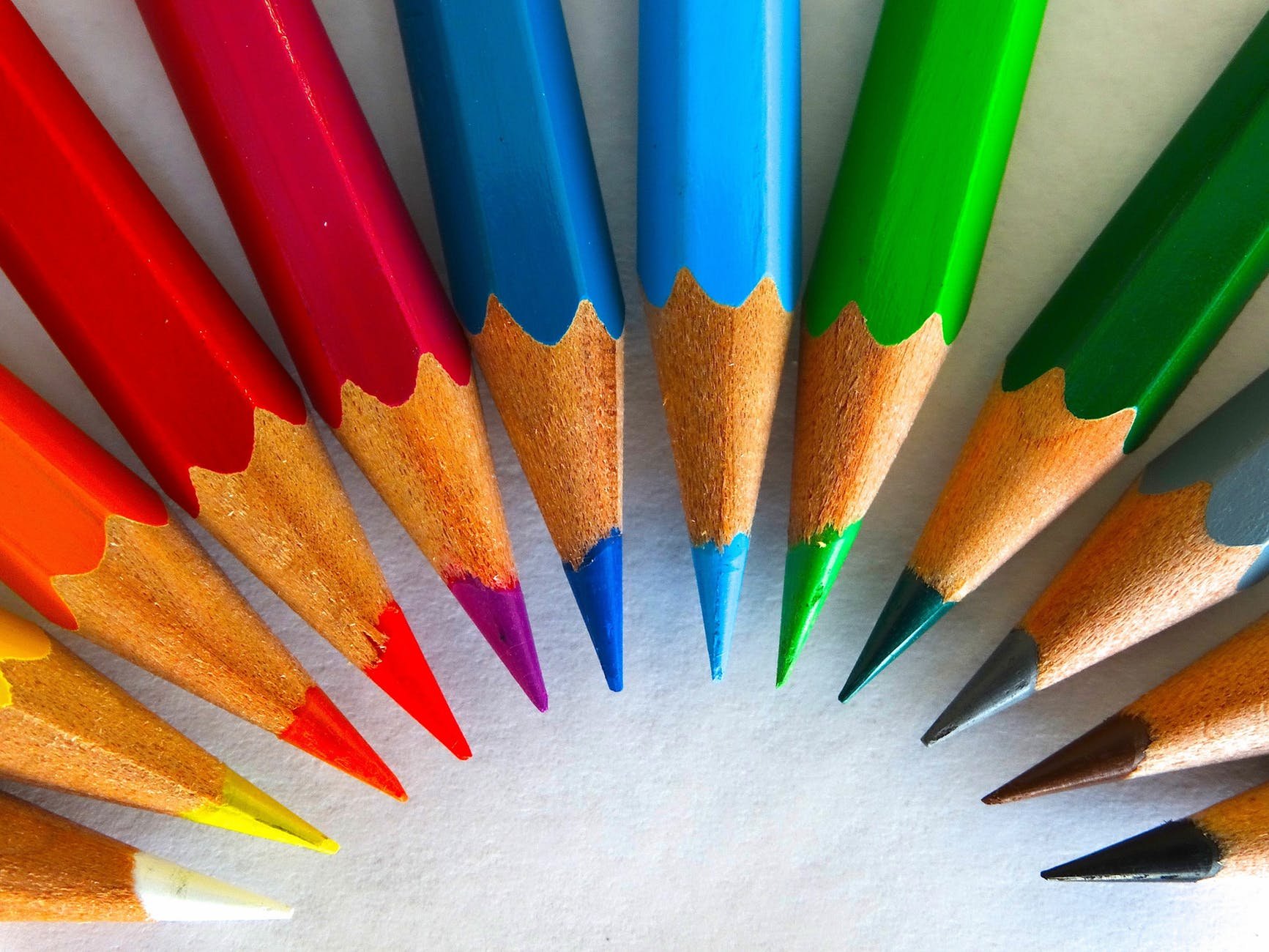 Solve Colored pencils in an arch jigsaw puzzle online with 63 pieces